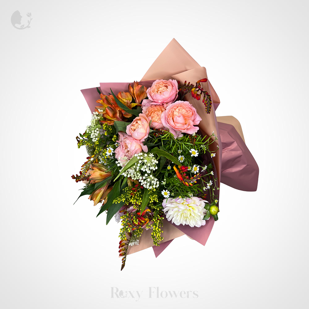 Buchet floral cu trandafiri roz tros, dalii și astromelia - Cântec de ...