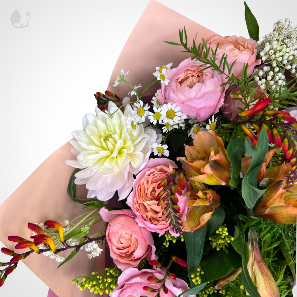 Buchet floral cu trandafiri roz tros, dalii și astromelia - Cântec de ...